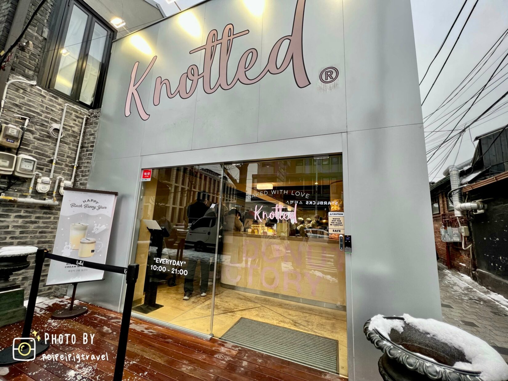 韓國首爾美食｜CAFE Knotted Anguk 카페 노티드 안국 －超人氣甜點咖啡廳，萌翻天的微笑甜甜圈 | 美食瑜樂