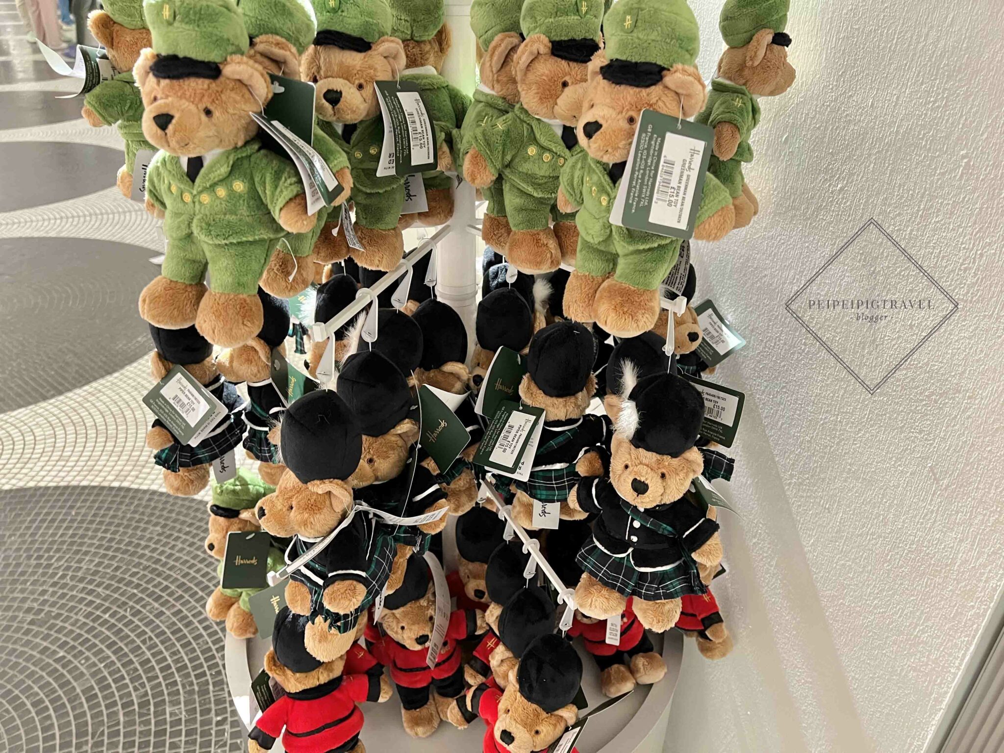 英國倫敦百貨｜Harrods－買紀念品必去、超多可愛小熊、倫敦最奢華貴婦級百貨公司、多年歷史華麗裝潢 | 美食瑜樂