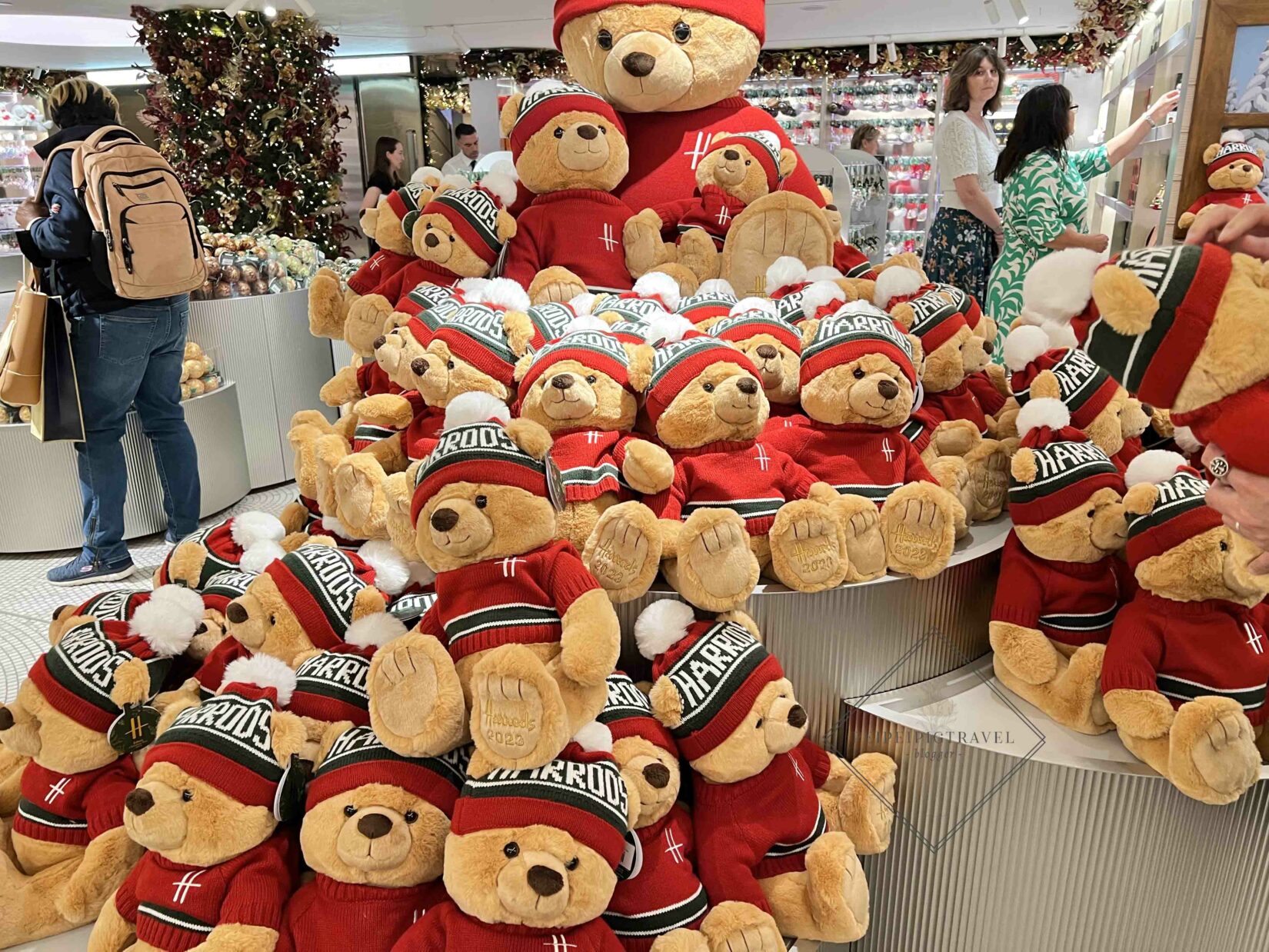 英國倫敦百貨｜Harrods－買紀念品必去、超多可愛小熊、倫敦最奢華貴婦級百貨公司、多年歷史華麗裝潢 | 美食瑜樂