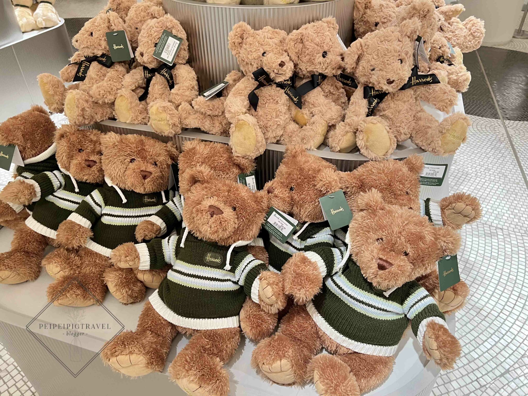 英國倫敦百貨｜Harrods－買紀念品必去、超多可愛小熊、倫敦最奢華貴婦級百貨公司、多年歷史華麗裝潢 | 美食瑜樂