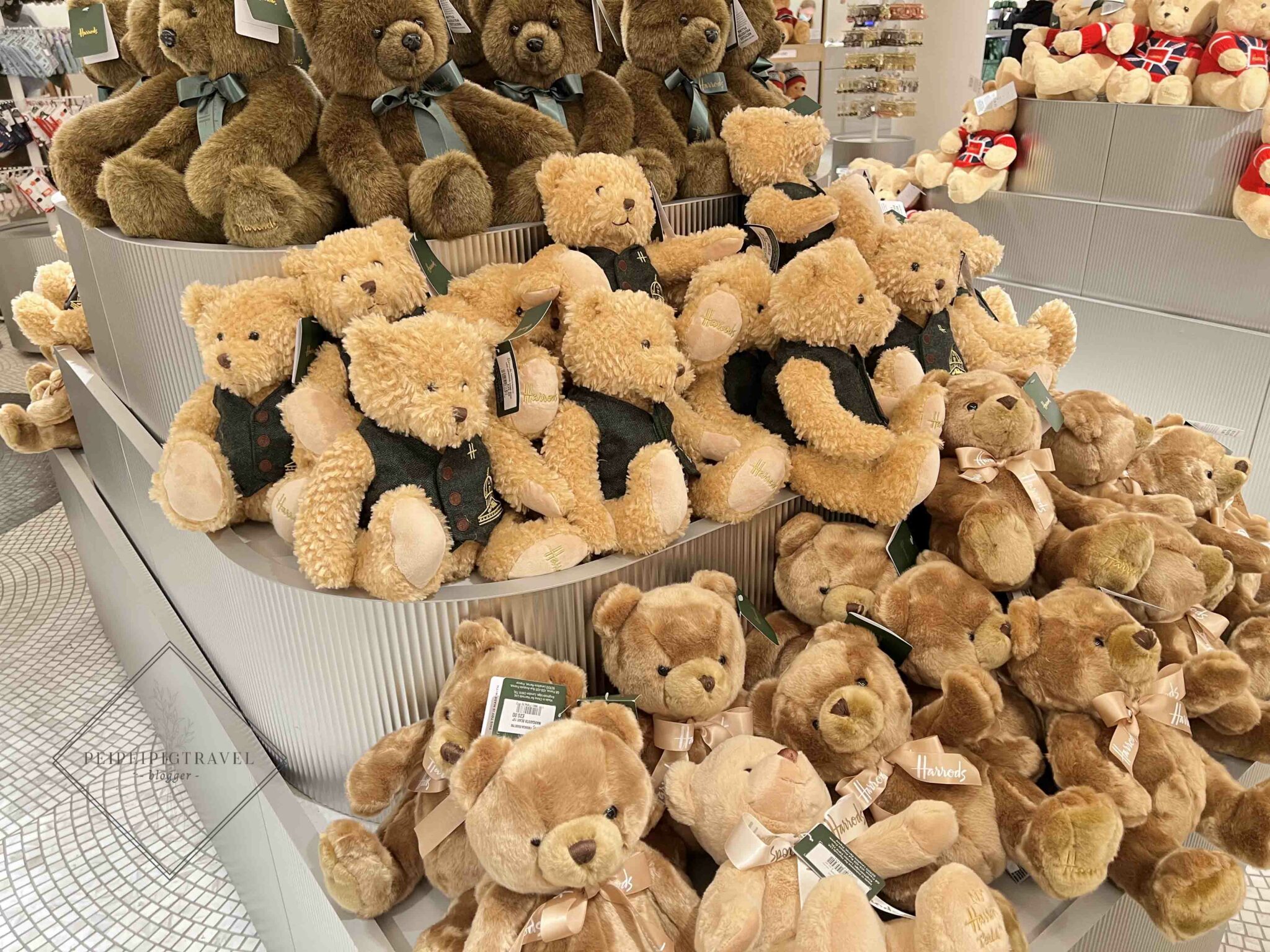 英國倫敦百貨｜Harrods－買紀念品必去、超多可愛小熊、倫敦最奢華貴婦級百貨公司、多年歷史華麗裝潢 | 美食瑜樂