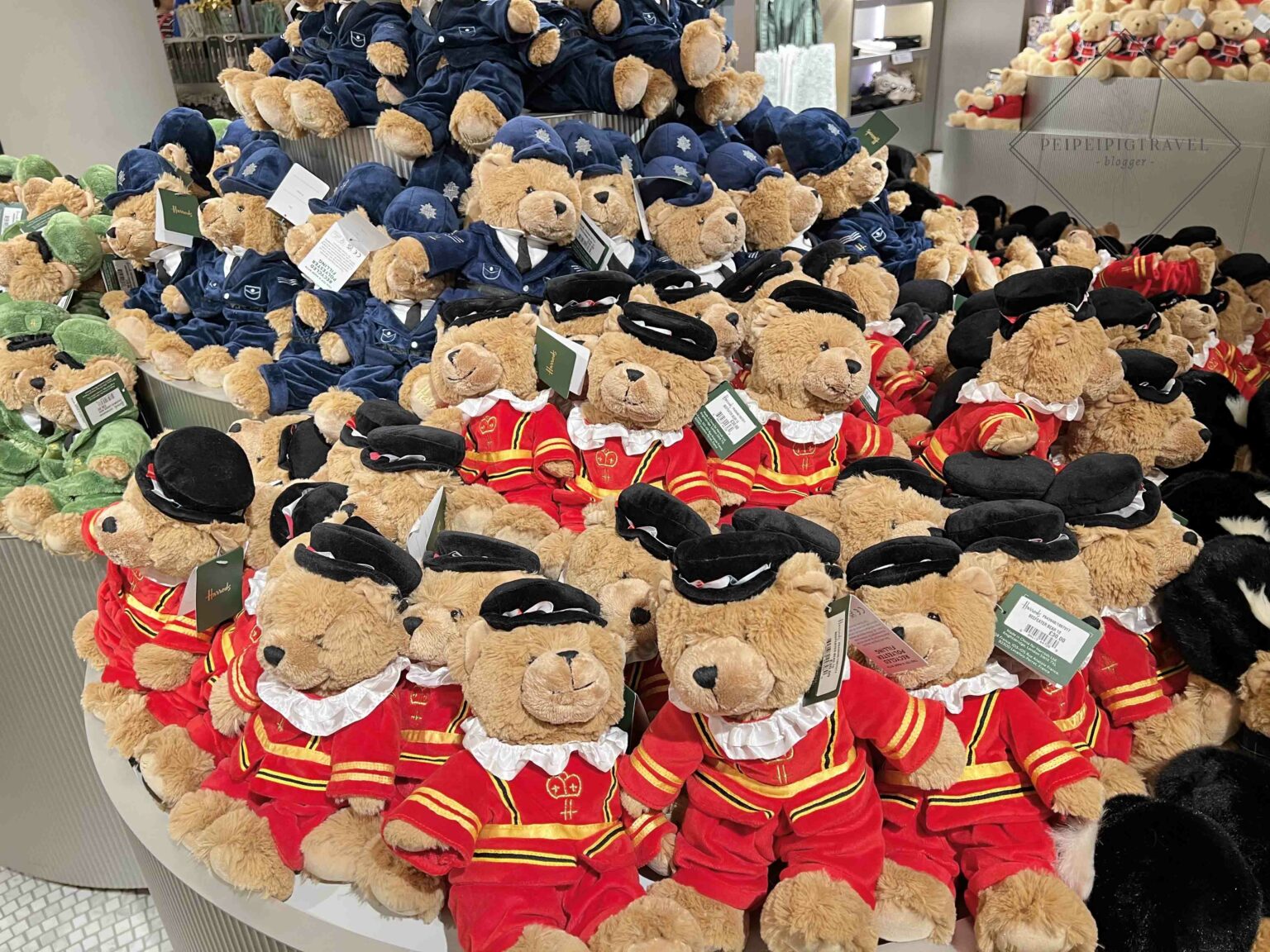 英國倫敦百貨｜Harrods－買紀念品必去、超多可愛小熊、倫敦最奢華貴婦級百貨公司、多年歷史華麗裝潢 | 美食瑜樂