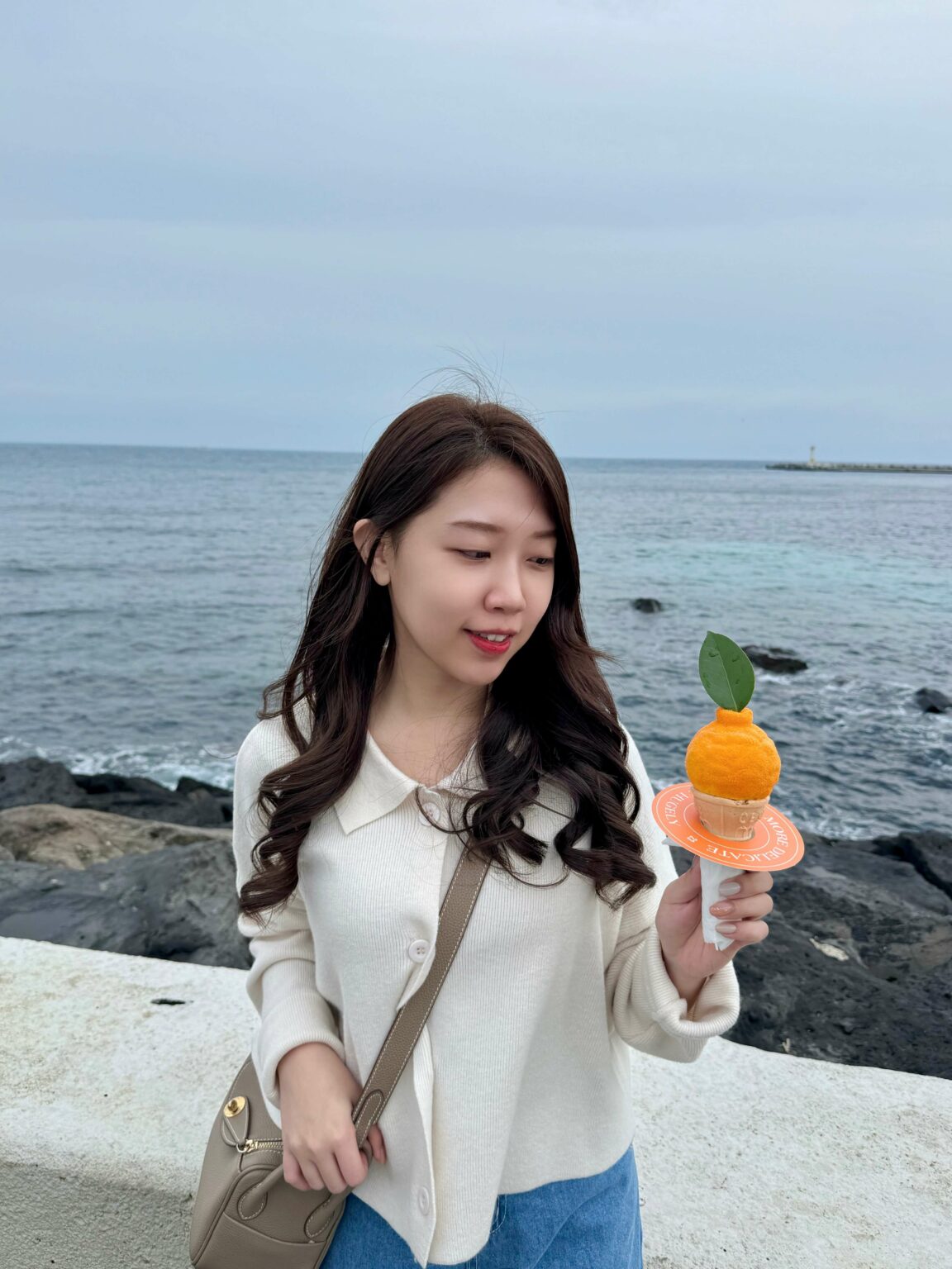 濟州島美食｜Hugely Jeju 橘子冰淇淋－超擬真、超吸睛的橘子冰淇淋，吃冰還能看美美的海景！ | 美食瑜樂